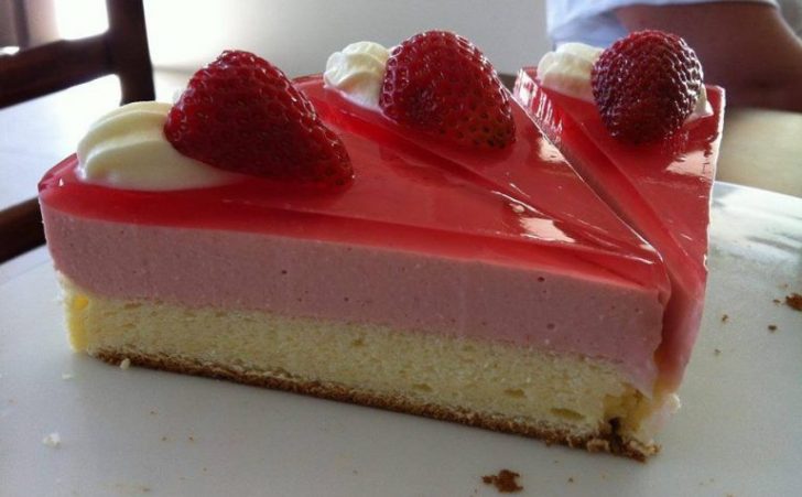 Bavarois aux fraises sur génoise – Toutes Recettes